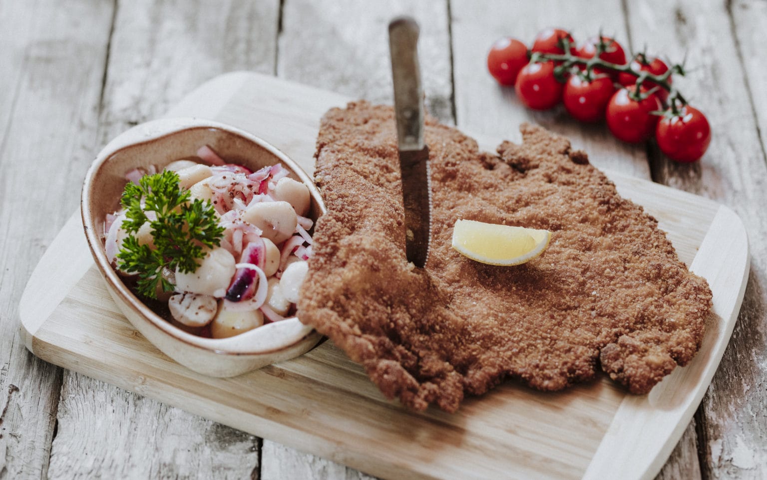 Óriás bécsi szelet sertés szűzből készítve hagymás burgonyasalátával ...