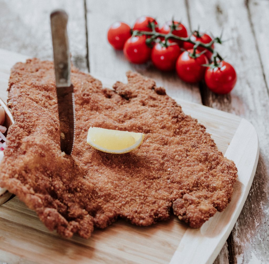 Óriás bécsi szelet sertés szűzből készítve hasábburgonyával - Korona ...